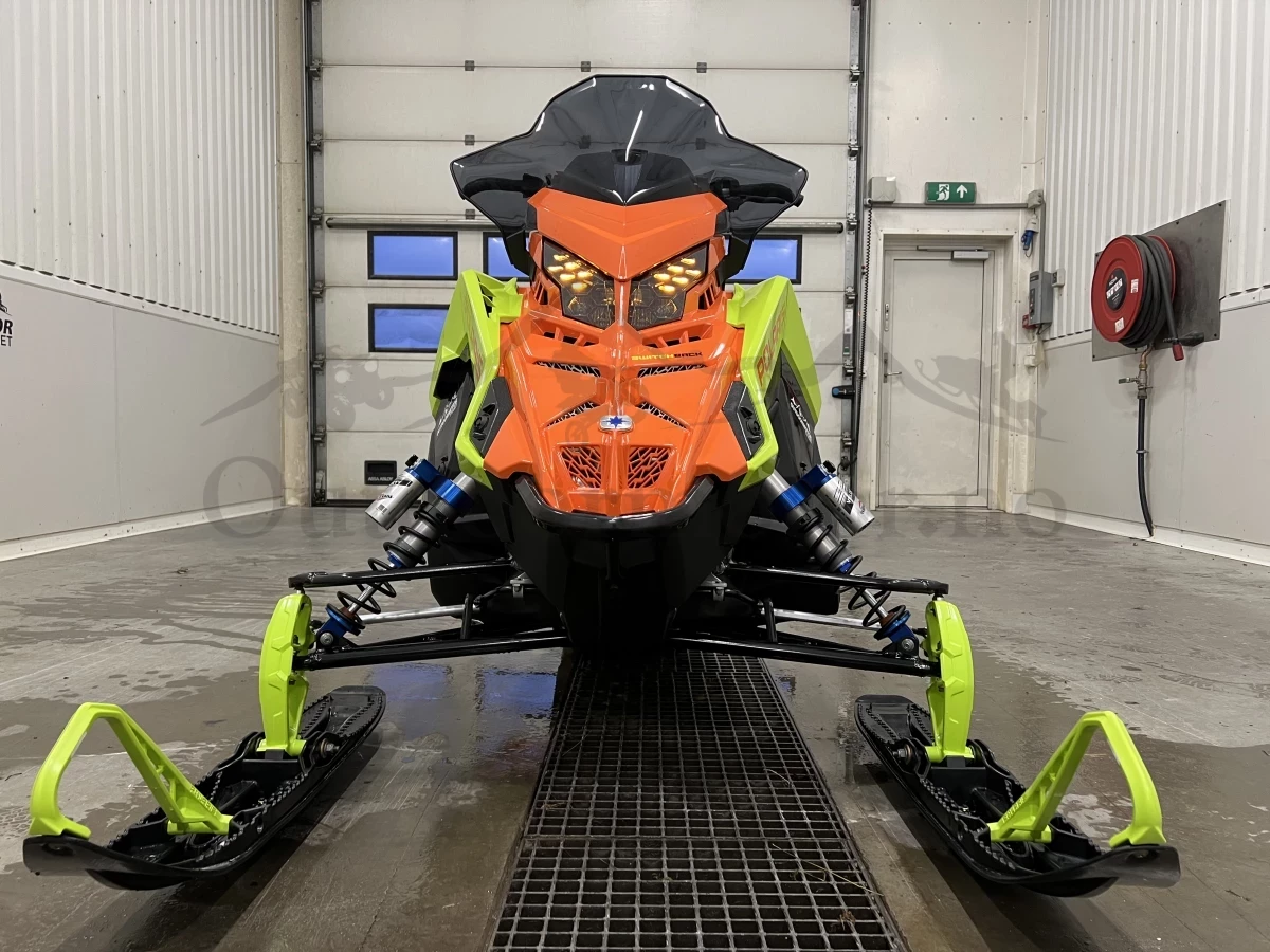 Polaris Switchback Assault 850 Boost 146" Turbo. Demo Som Ny!